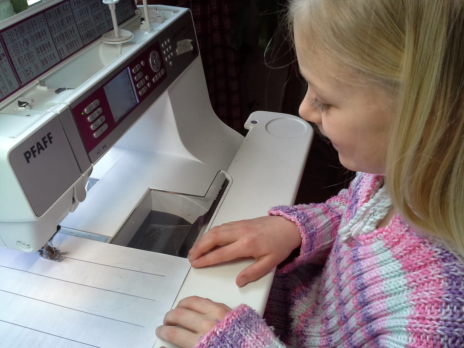 Giggis liv och lappar: Tindra lär sig sy på symaskin