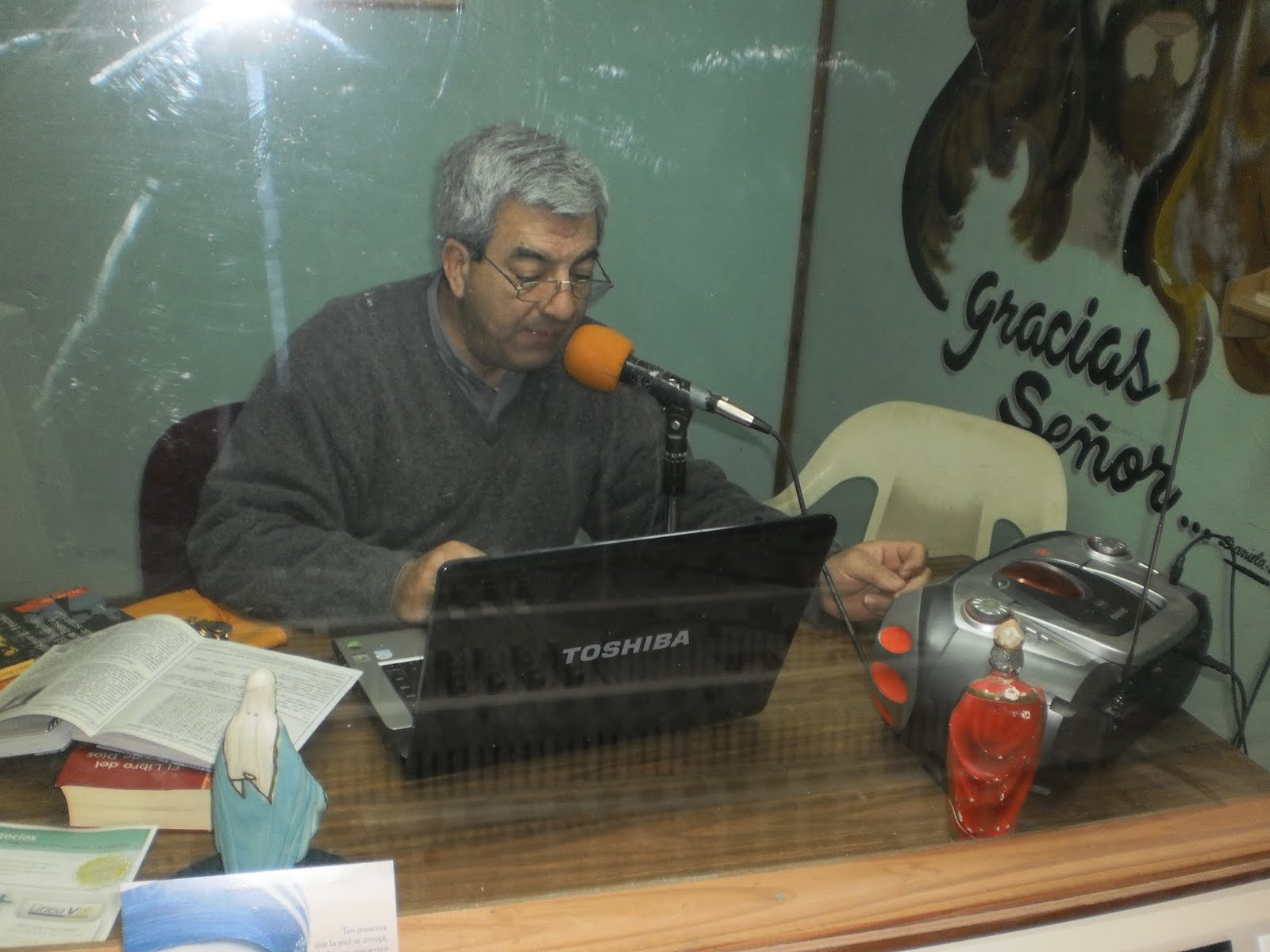 de regreso: Padre Ricardo Adriel,en víspera de Pentecostes