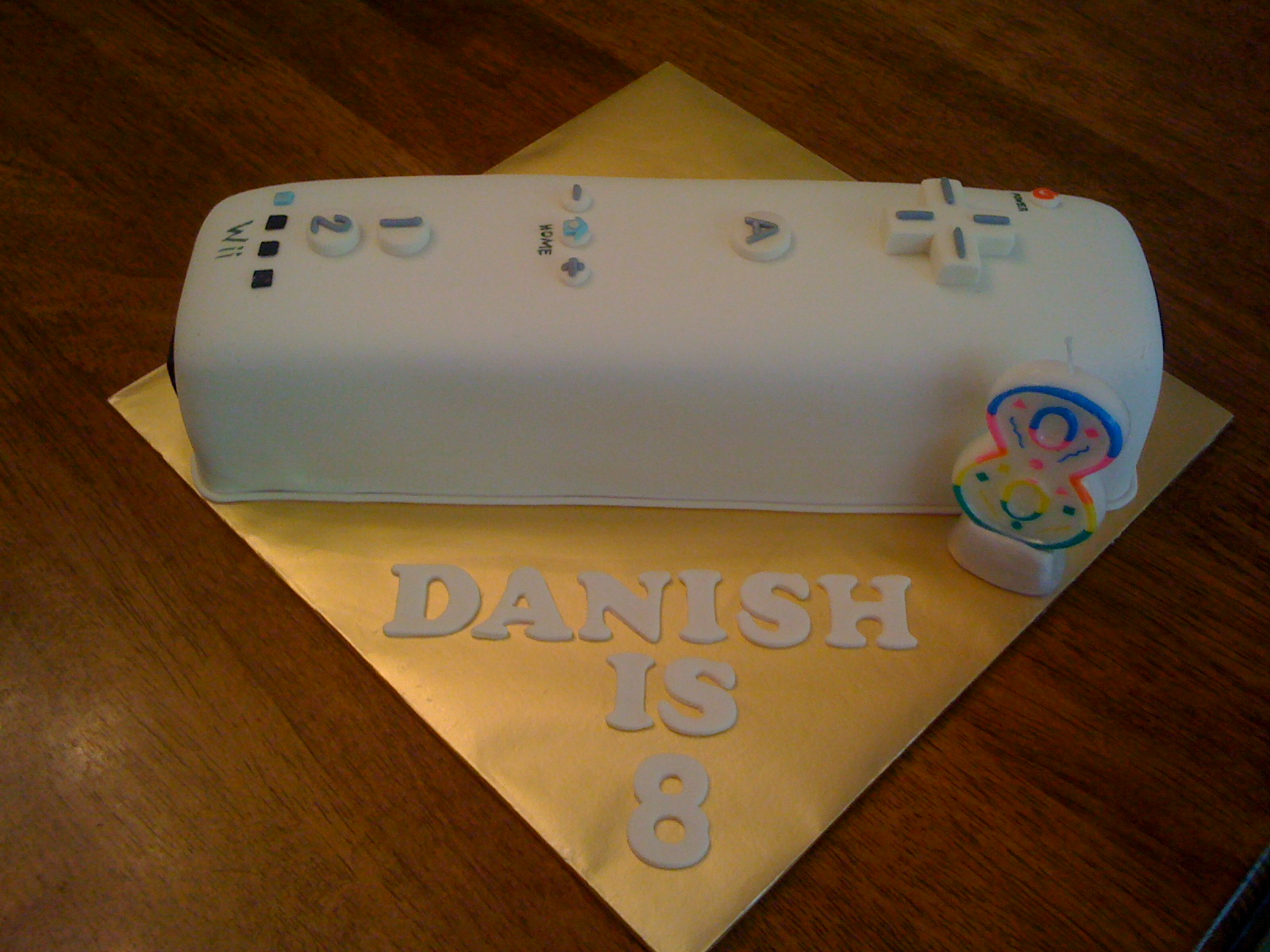 CAKE CUPBOARD: Wii Remote Control cake - 3D