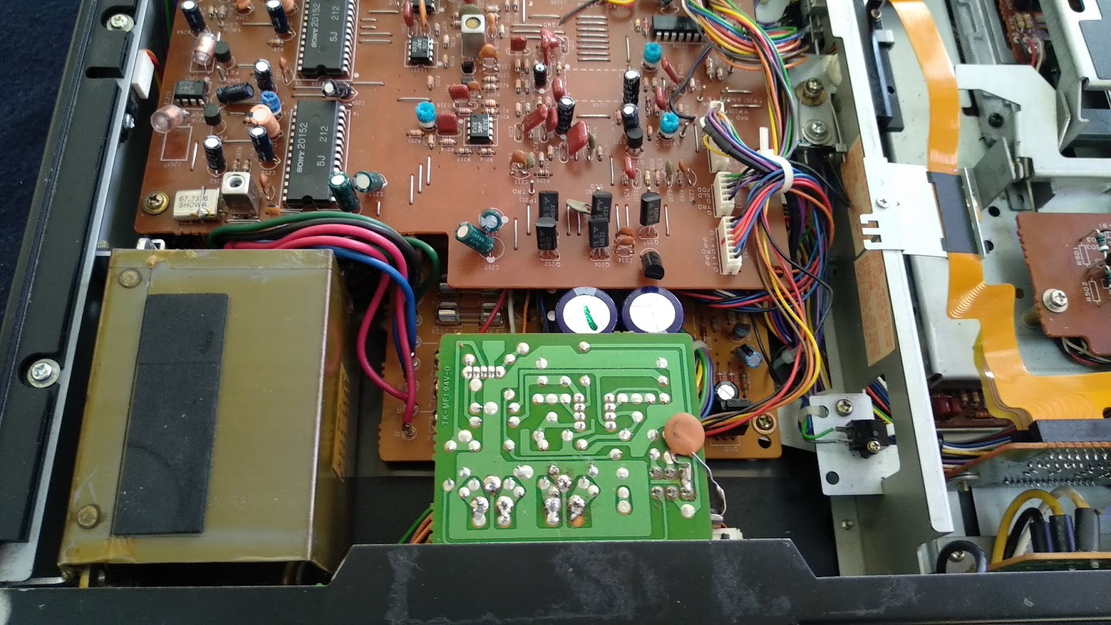 QUICK LOOK INSIDE ''ADS CD3'' VINTAGE CD PLAYER