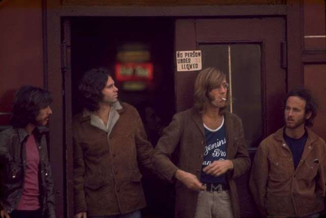 30 Rare Behind the Scenes Photographs From the Morrison Hotel's Album ...