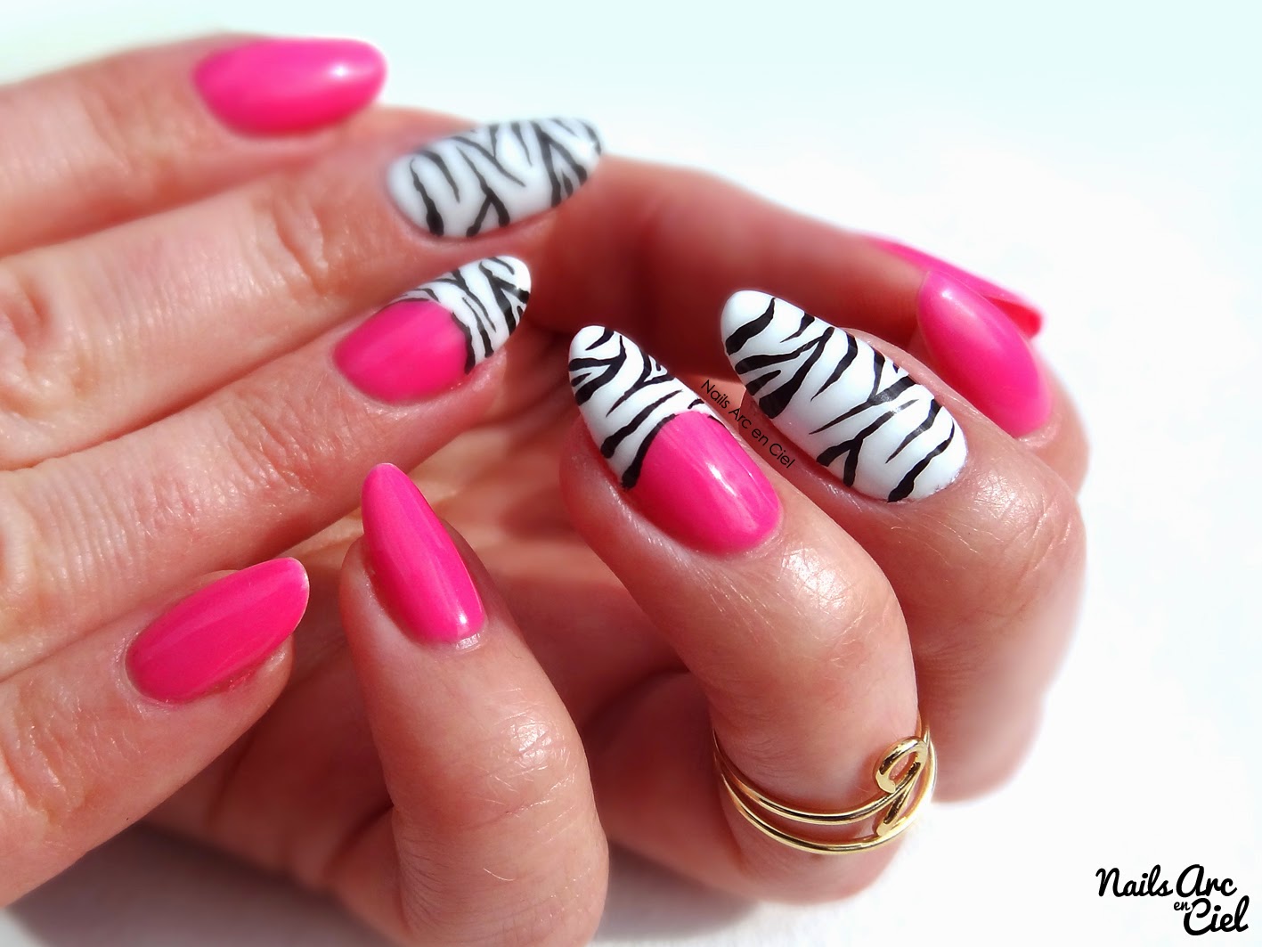 Nails Arc en ciel: Nail art Zèbre et rose fluo été