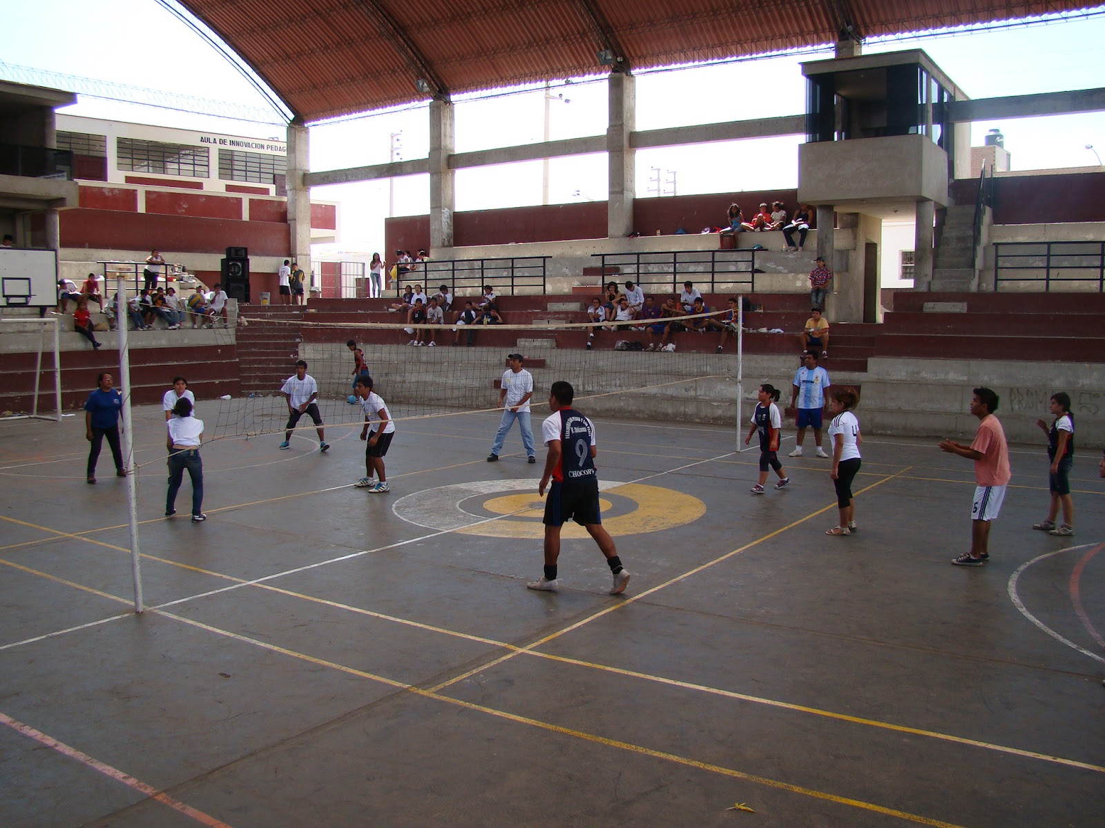 Niños jugando voley - Imagui