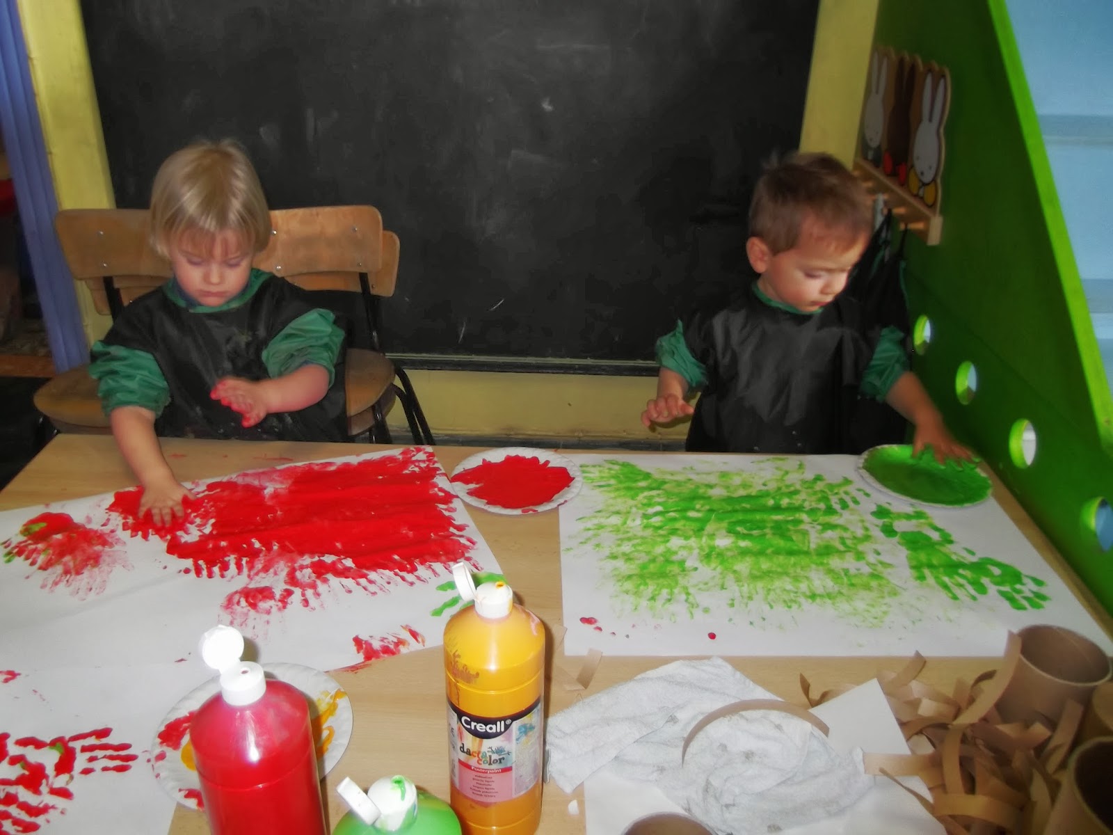 Mariaschool: stempelen met de handen in de verf bij juf. Nele (peuter ...