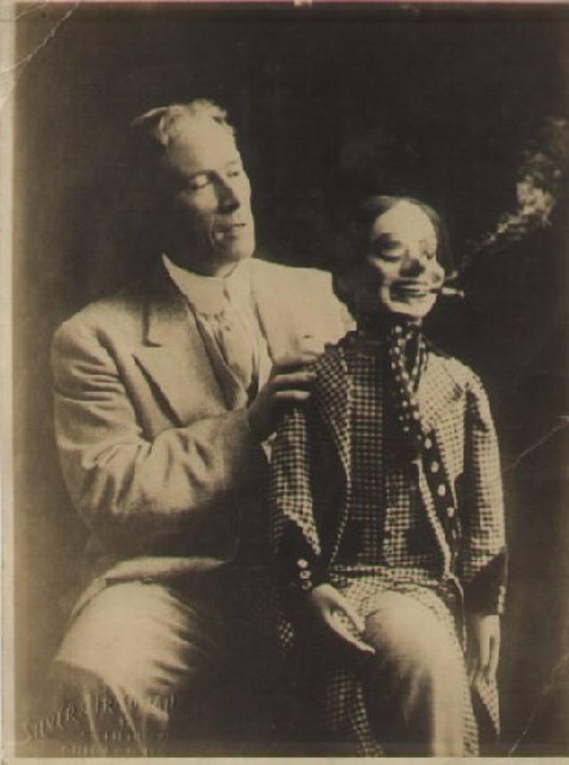 33 Creepy Vintage Portrait Photos of Ventriloquists With Their Dummies ...