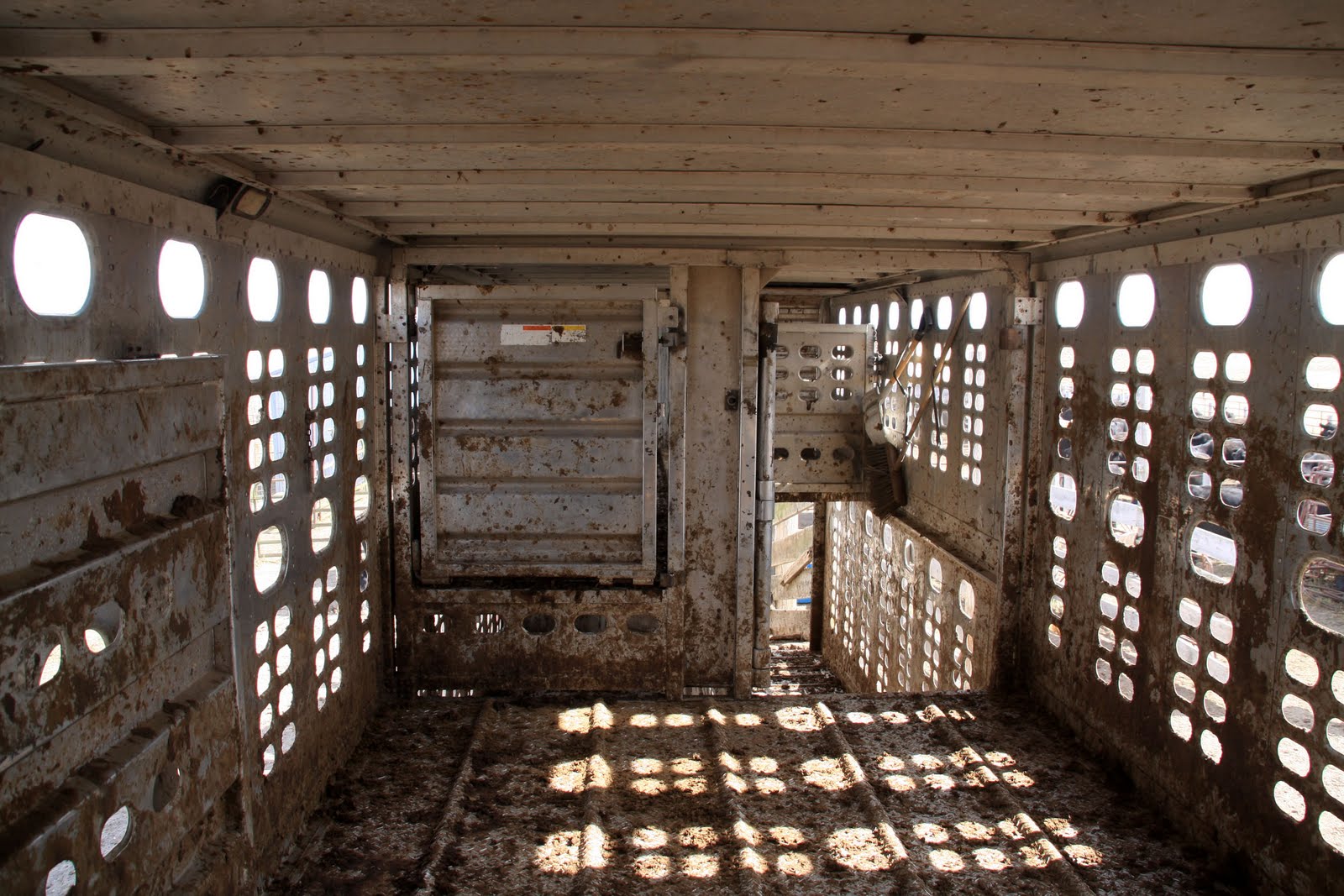 Double H Photography: Loading a Cattlepot