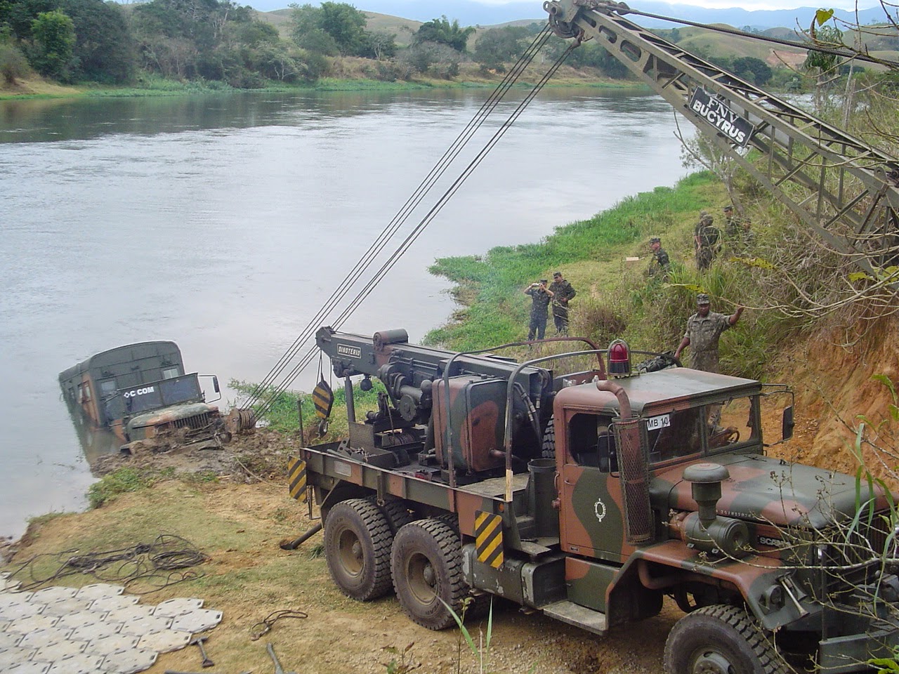 Namorar um Cadete: As Armas - Material Bélico