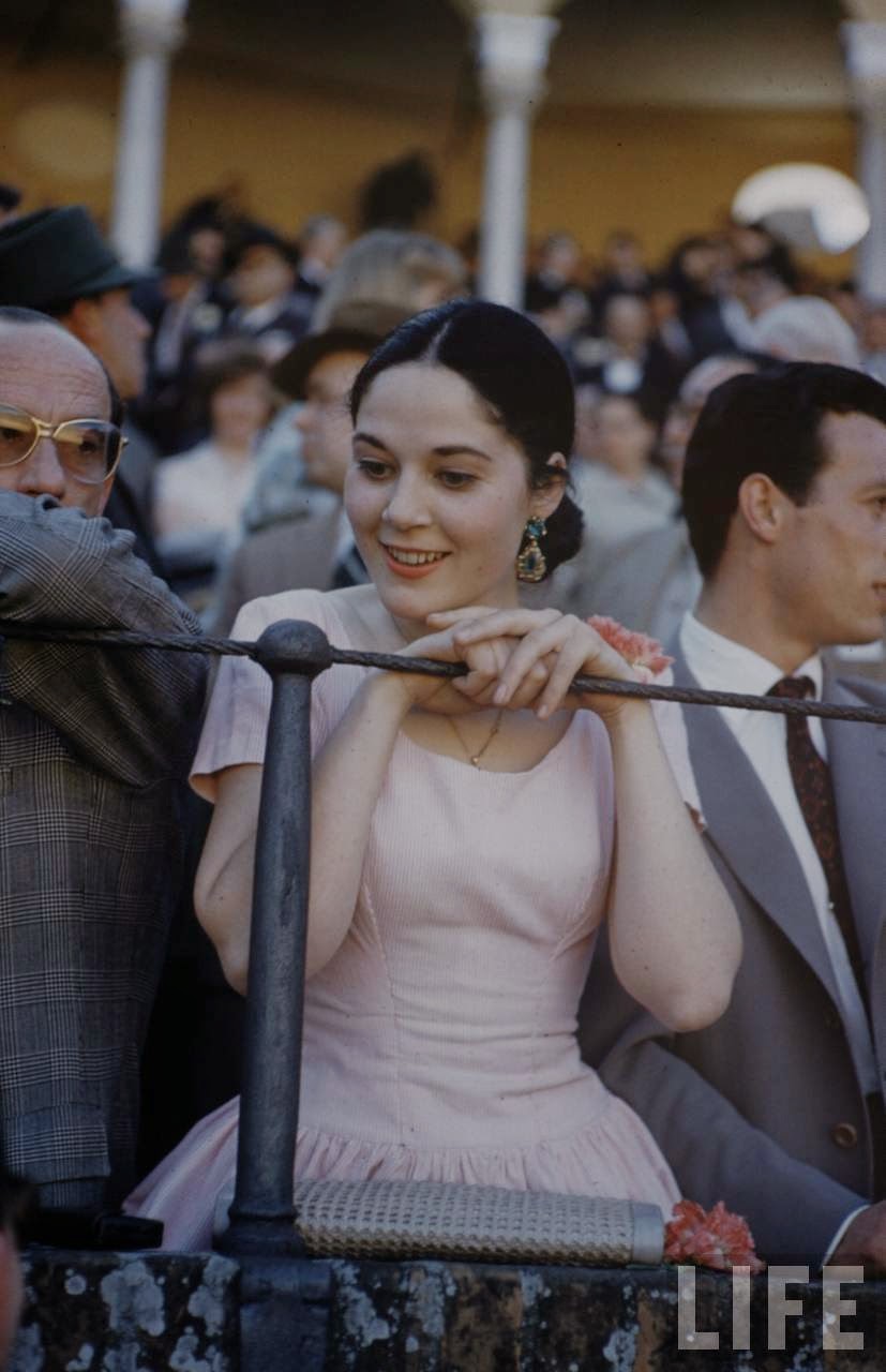 30 Beautiful Color Photographs of Women Attending at the 1959 Seville ...
