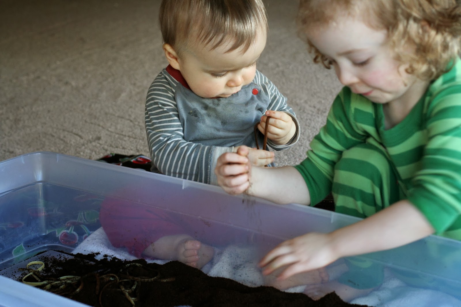 Super Easy Sensory Play: Dirt and Worms