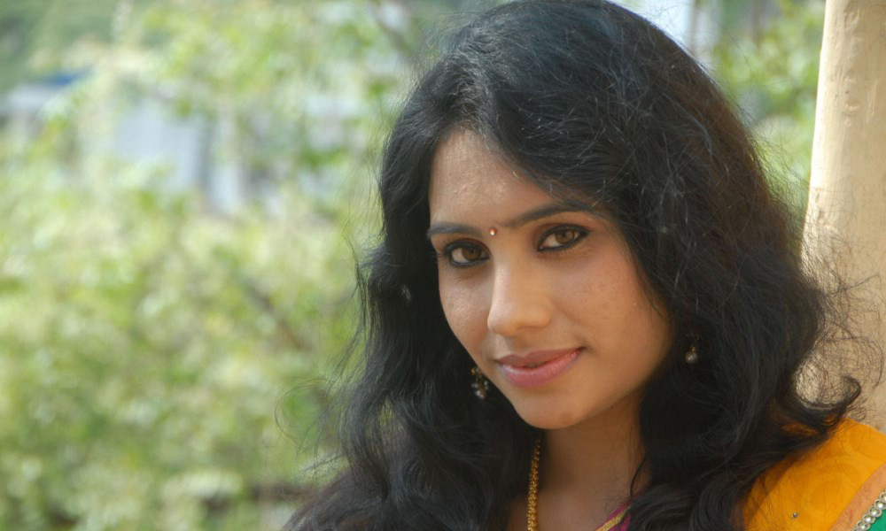 Latha Stills At Yellow Saree Photos Gallery - Hot PHOTOSHOOT Bollywood ...