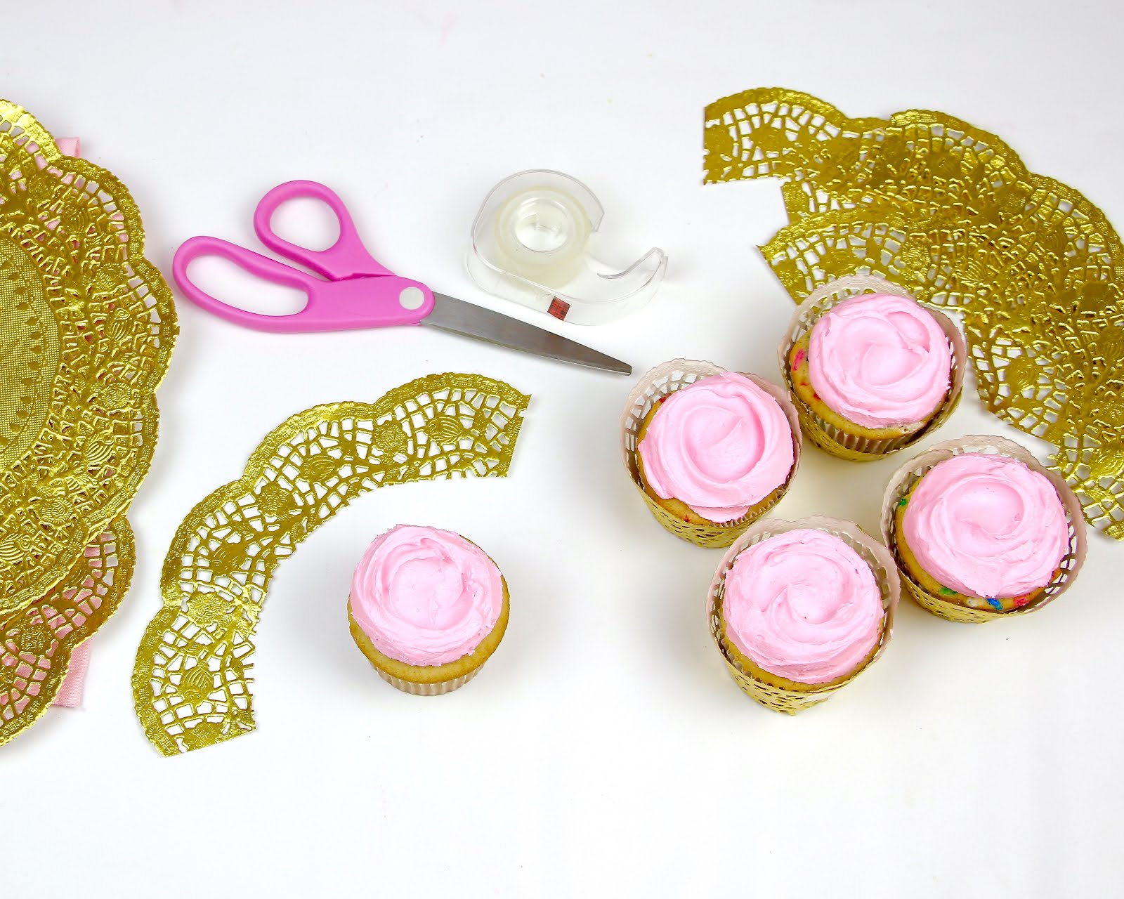 {VIDEO} DIY Doily Cupcake Wrappers - The Lindsay Ann