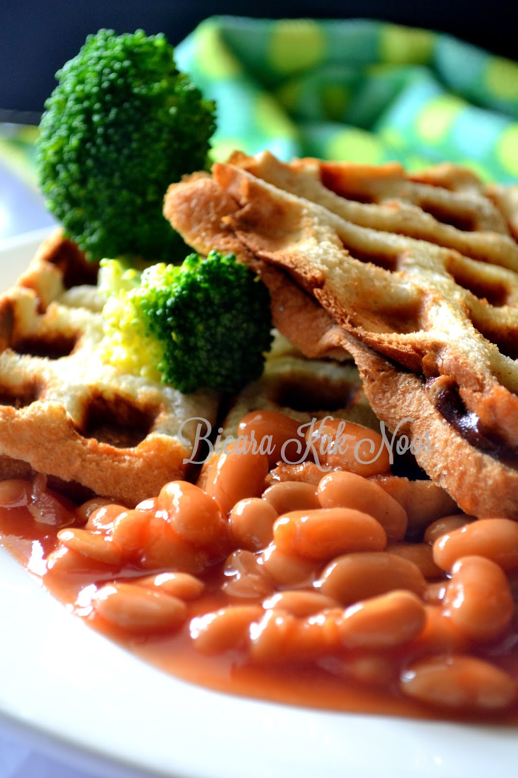 Breakfast Simple Roti Waffle Brokoli Dan Kacang Panggang - Dapur Kak Noor