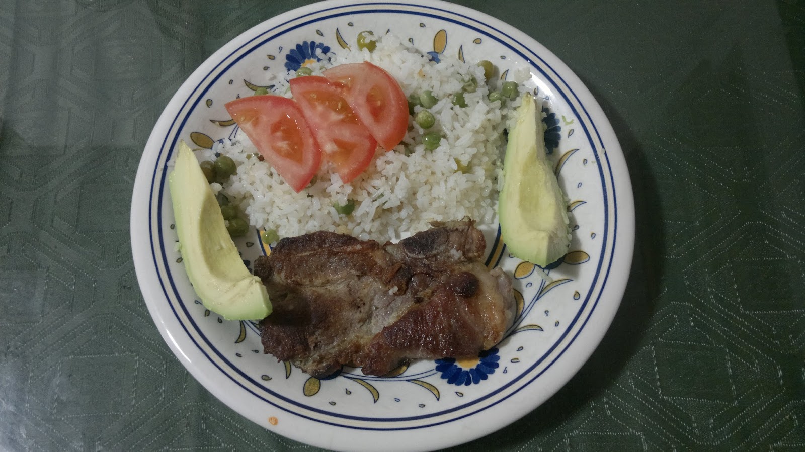 Arroz con arvejas y chuleta de cerdo...rico.