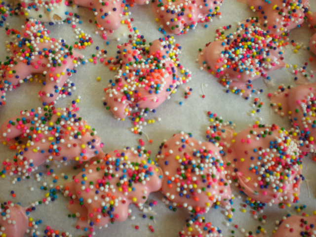 roommom27: Pink and White Animal Crackers