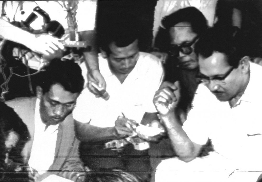 Indonesia Zaman Doeloe: Menteri Penerangan BM Diah mengumumkan ...