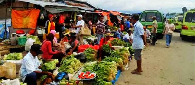 Aktivitas Pasar Tradisional Di Ambon Mulai Ramai