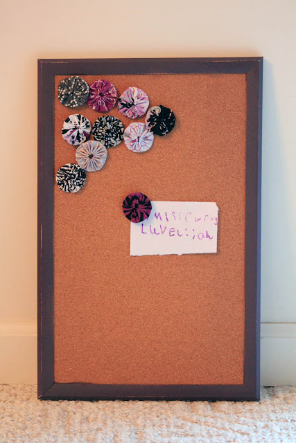 sassafras: fabric flower pinboard :: diy