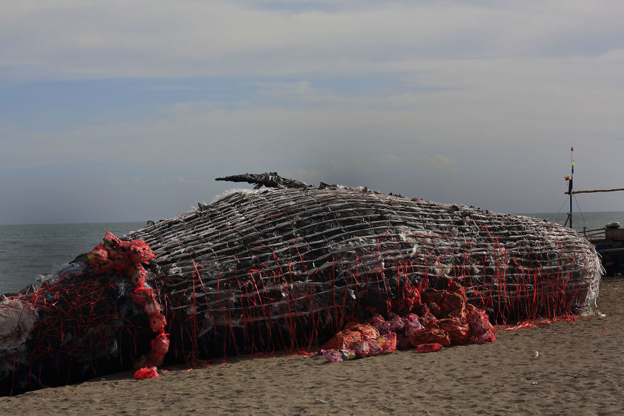 EcoworldReactor: "DEAD WHALE" ART of plastic trash