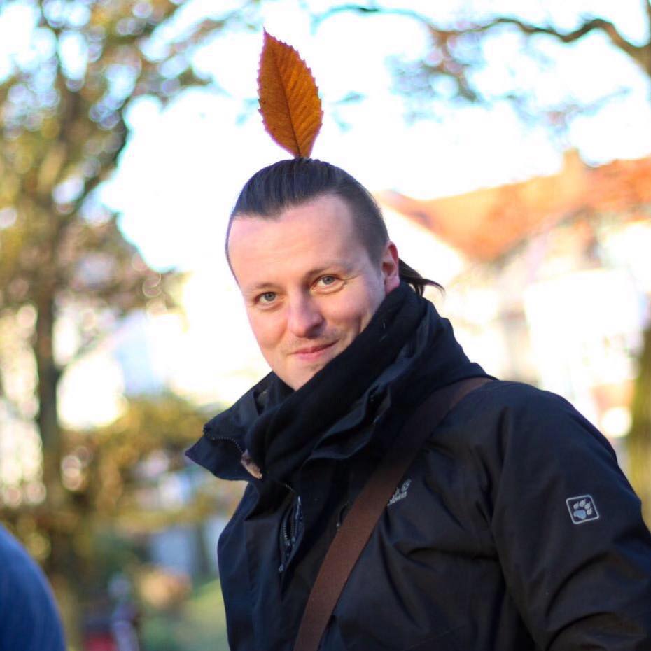 setze heroische Titelmusik ein