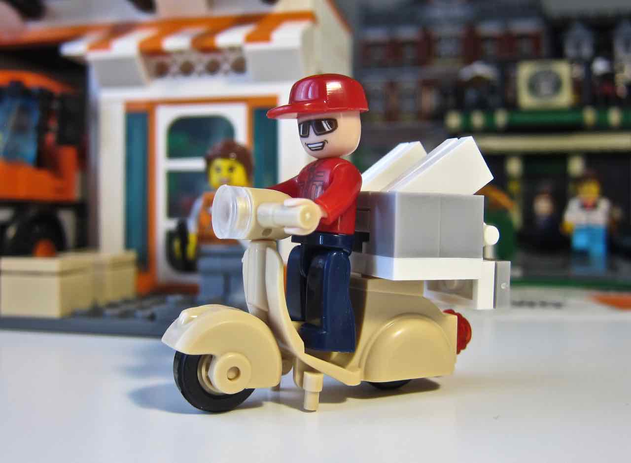 It's Not Lego: Sluban M38-B0563 Not Lego Scooter Courier Set Review