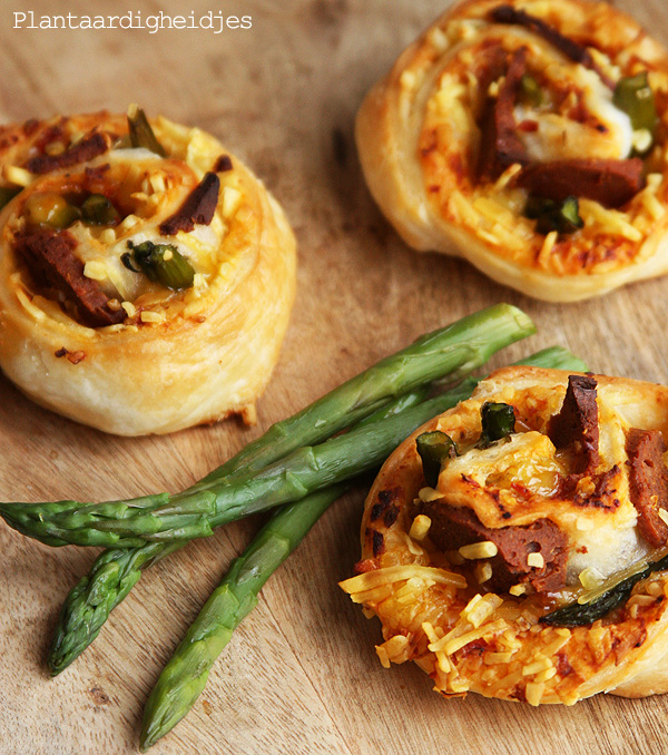 Pizza bladerdeeg rolletjes met asperges en vegan pepperoni ...