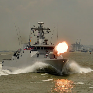 Garuda Militer: KRI REM 331 dan KRI DPN 365 TNI AL Melaksanakan Latihan ...