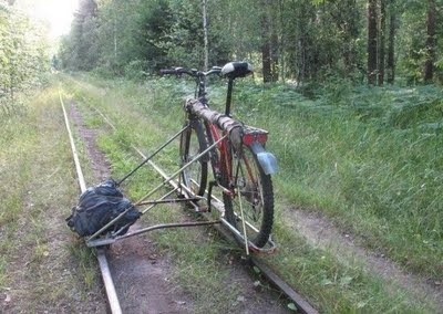 Gambar Sepeda Berjalan Di Rel Kereta Api - Media Belajarku
