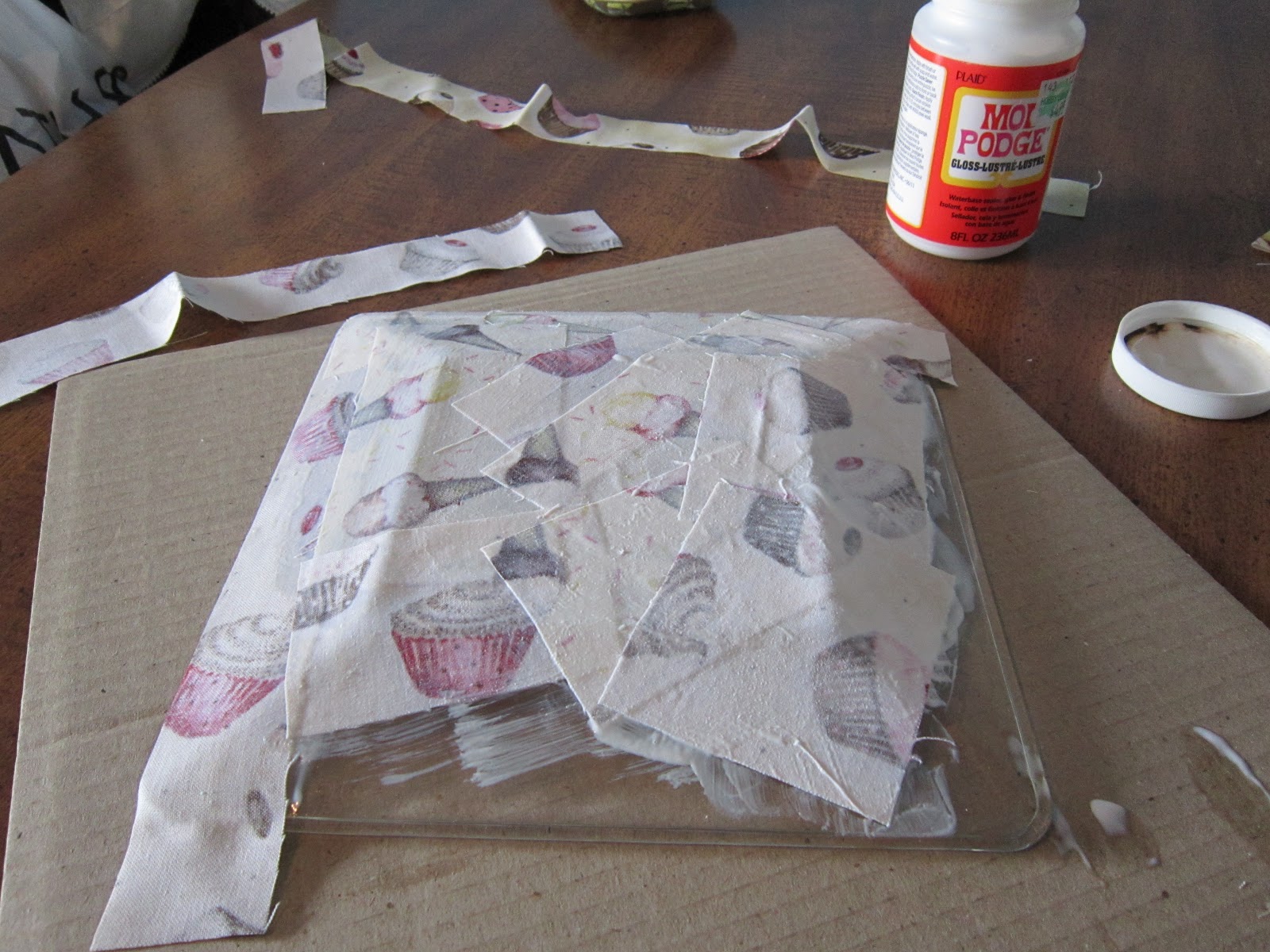 Playing House: DIY: Modge Podge Fabric Plate