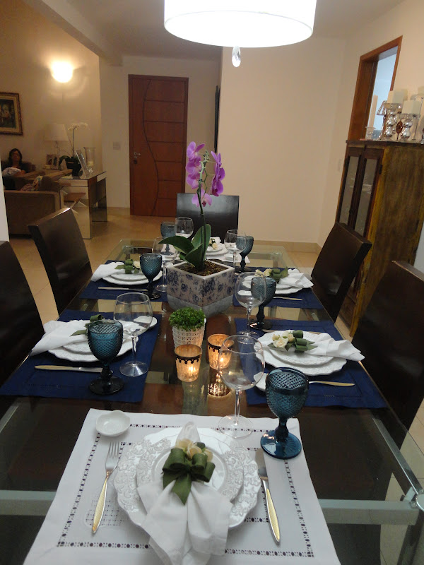 Festejar é tudo de bom!: Mesa posta azul e branca...