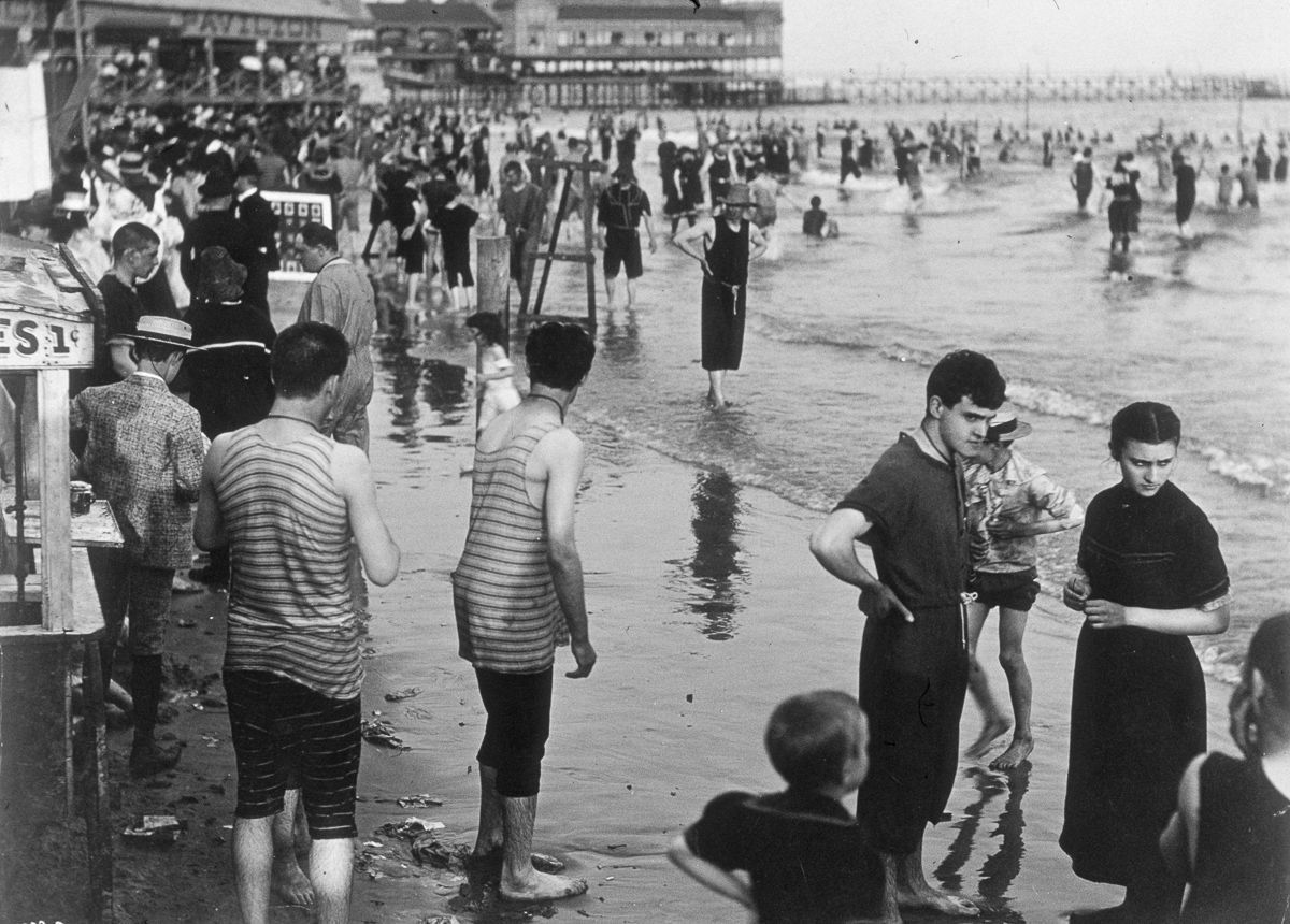 24 Amazing Vintage Photographs That Capture Everyday Life in Coney ...