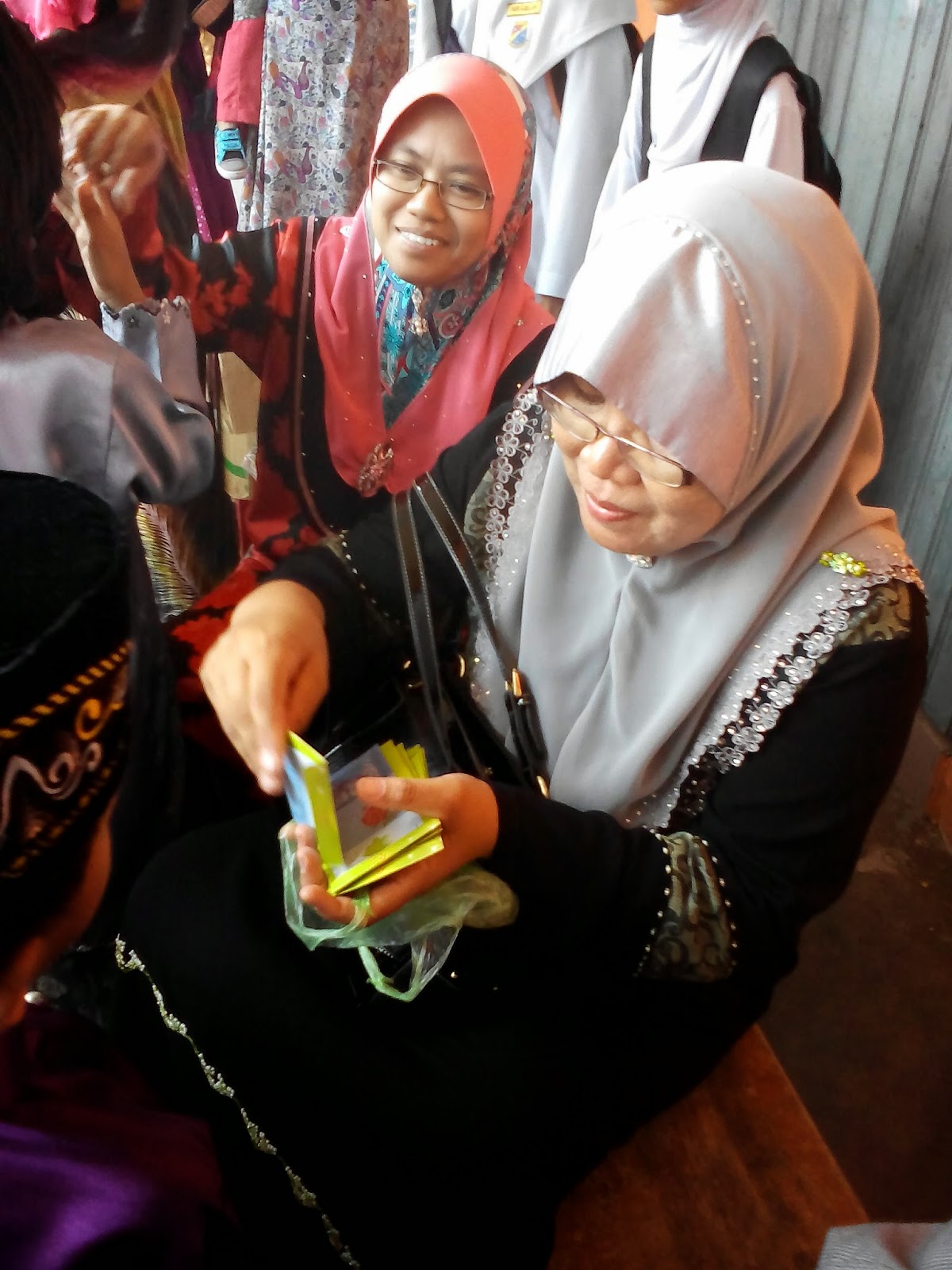 Prasekolah SK Raja Muda Musa: Sesi Bersalaman Dan Pemberian Duit Raya ...