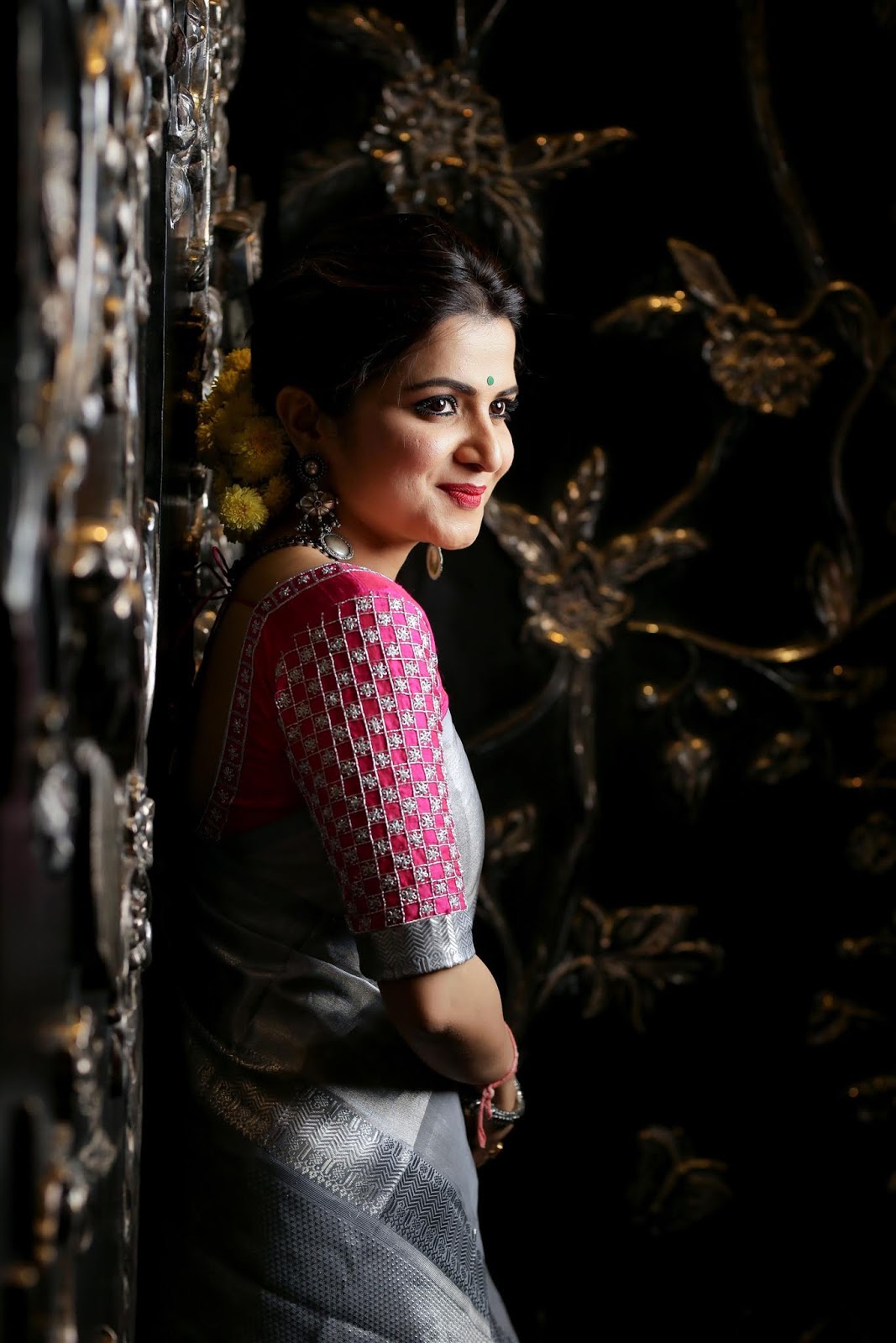 Anchor Dhivyadharshini Beautiful Saree Stills Gallery