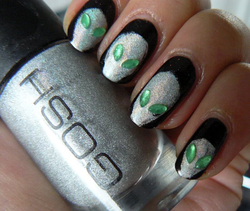 Truly Madly Beauty: NOTD - Sci Fi Alien Nails!