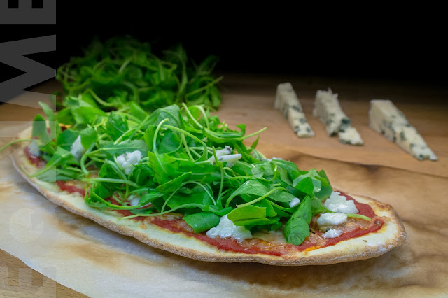 El que no mata, engreixa: Pizza con rucula y queso azul