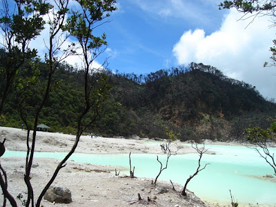 The crater ( Kawah Putih ) - LET'S TRAVEL