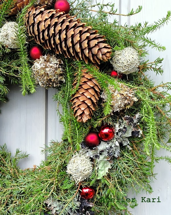 Atelier Kari naturdekorasjoner og kranser: I Tara Juledrøm med julekranser.