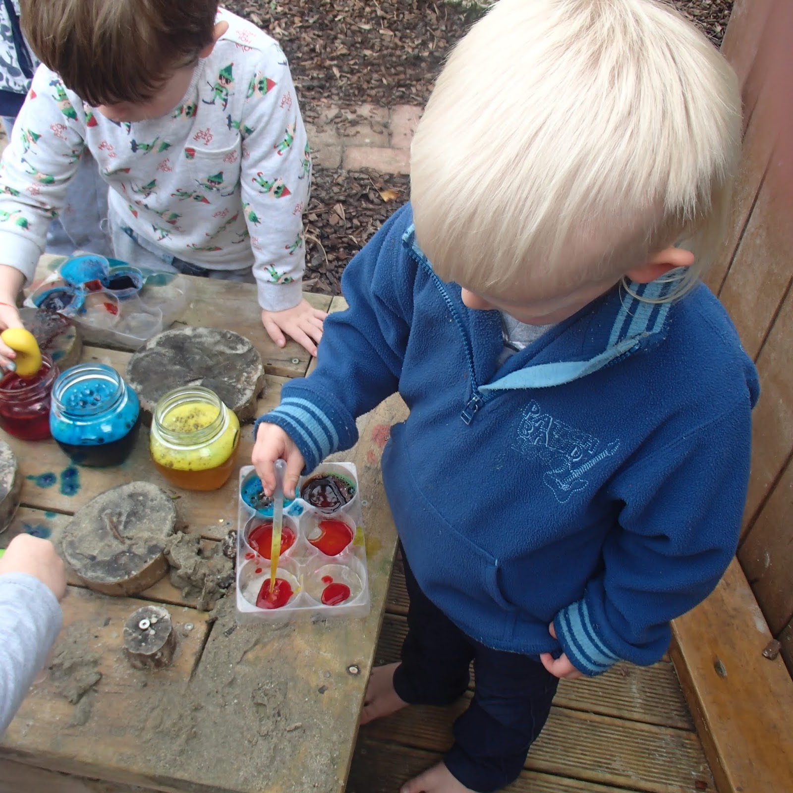 Uxbridge Early Learning Centre Blog: Mixing colours