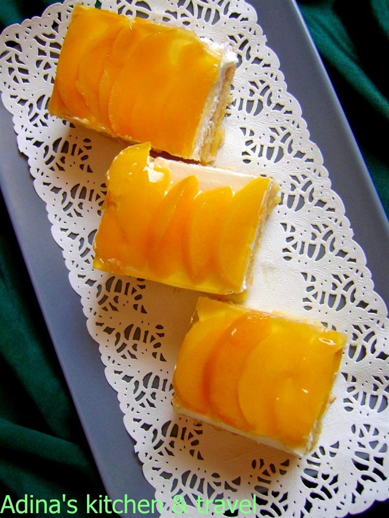 Adina's kitchen & travel: Foi pandispan cu crema de piersici si gris