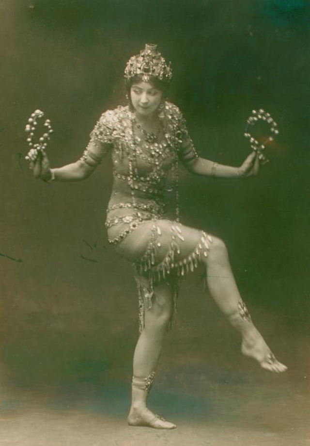 Modern Dance Pioneer: 39 Stunning Vintage Photos of Ruth St. Denis in ...