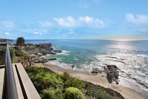 DECORATION: FALEZ...