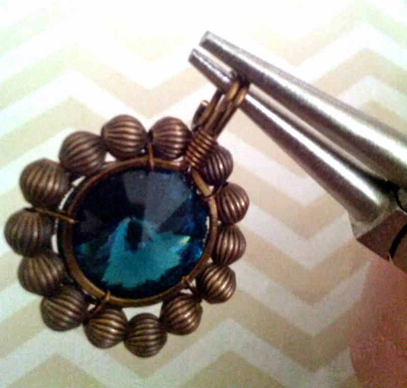 Malfait Luciu: Free Tutorial - Beaded Wire Rivoli Bezel