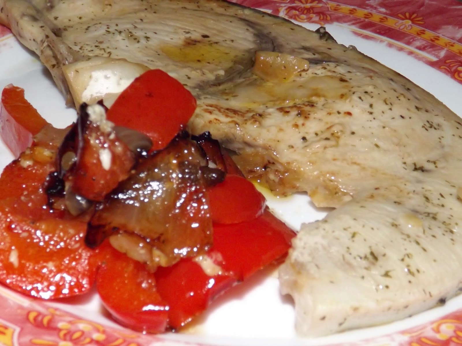 Pez espada con salteado de pimiento rojo