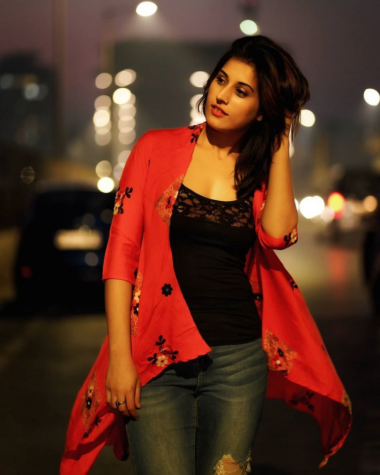 Divinaa Thackur Recent Hot Stills