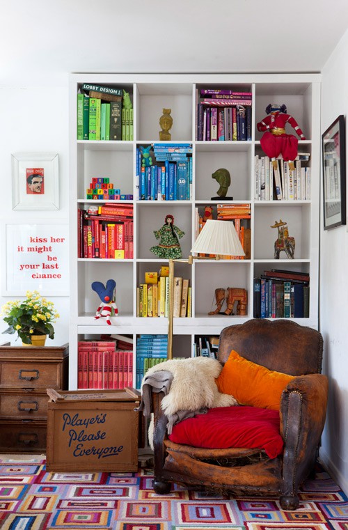 angenuity: Organization: Color code your bookshelf