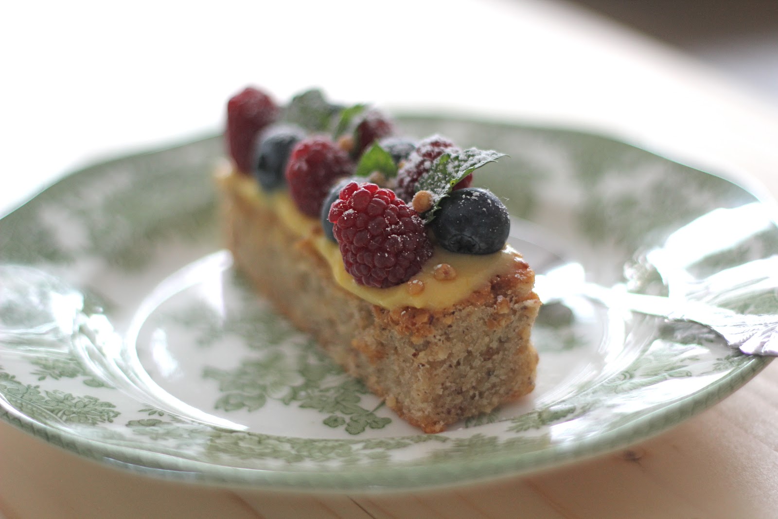 Finger aux noisettes , lemon curd et fruits rouges | On dine chez Nanou