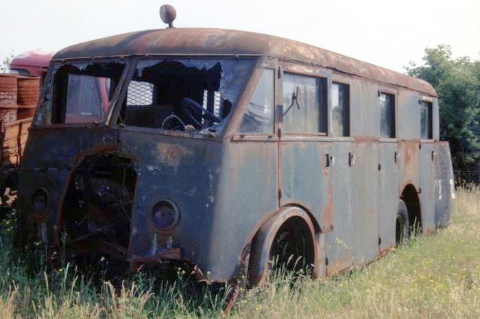 transpress nz: 1950 Ford bus derelict