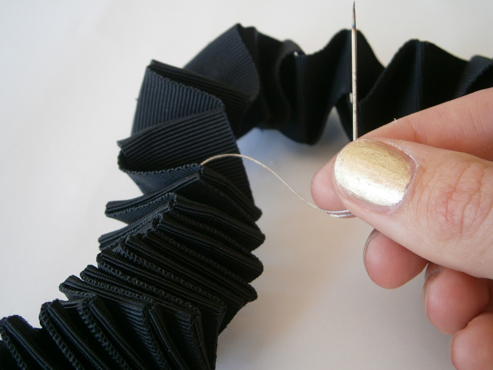 Mlle.Brico: DIY | Accordion Ribbon Necklace