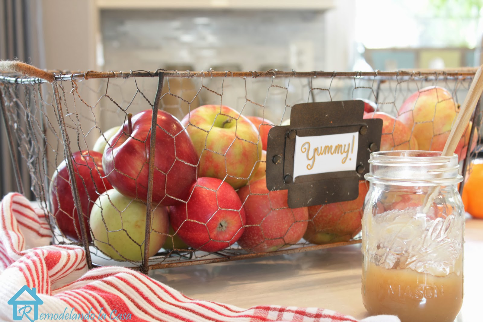 A Wire Basket Full of Apples - Remodelando la Casa