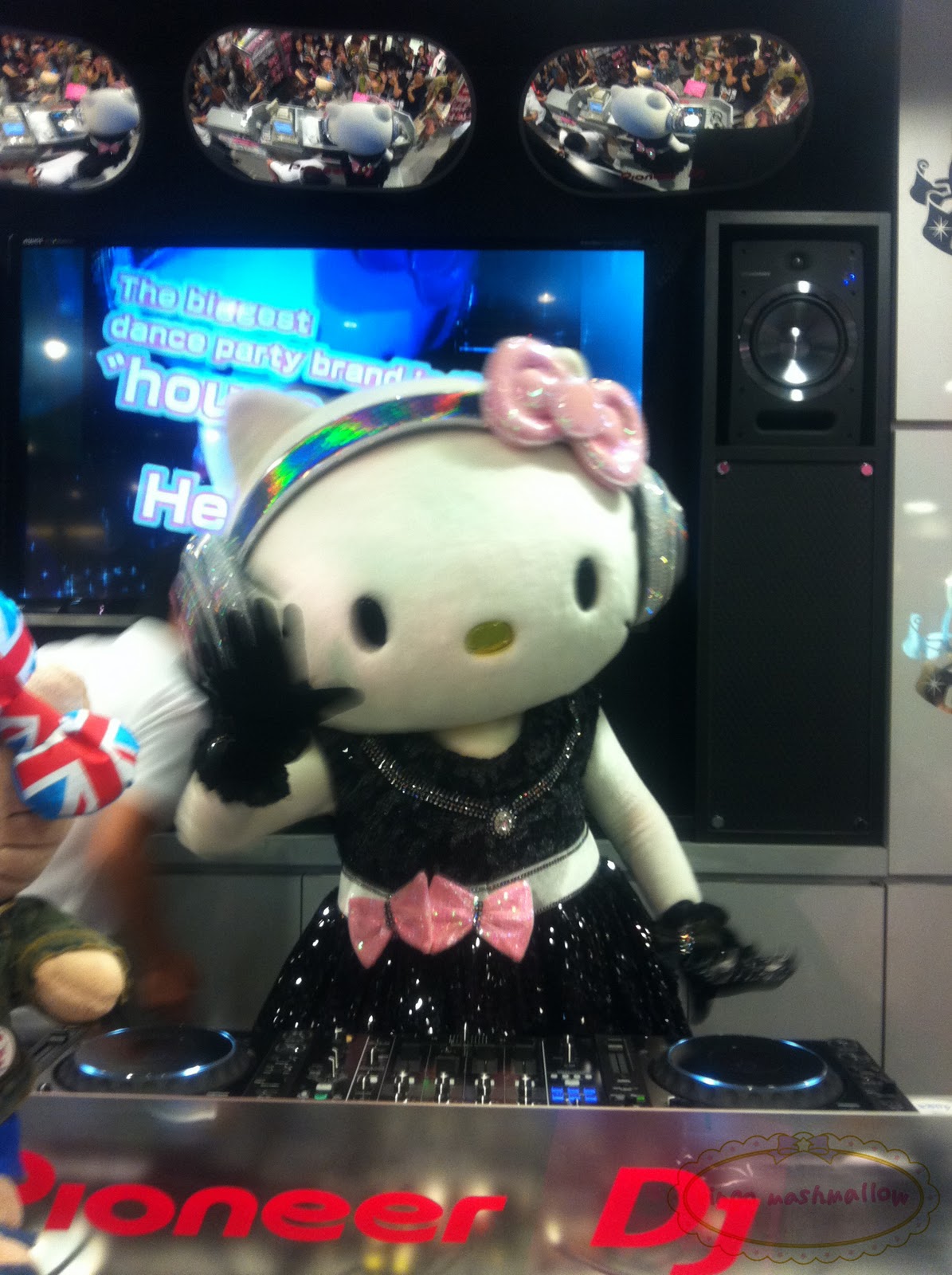 ringo-mashmallow: DJ Hello Kitty @ Club KT Shibuya