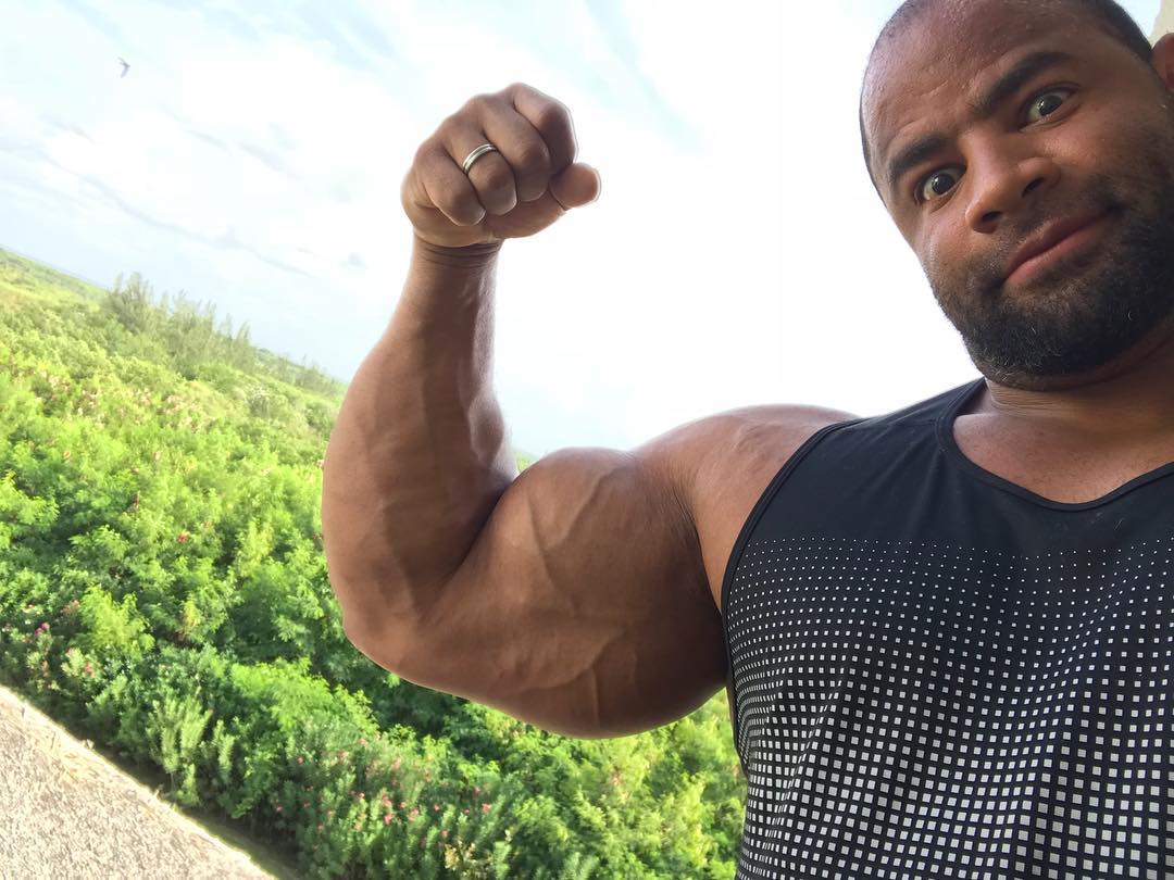 Muscle Lover: Biceps & Biceps (2)